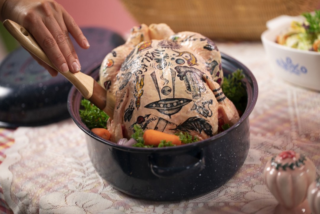 Omega Mart продает куриц с татуировками - Tattoo